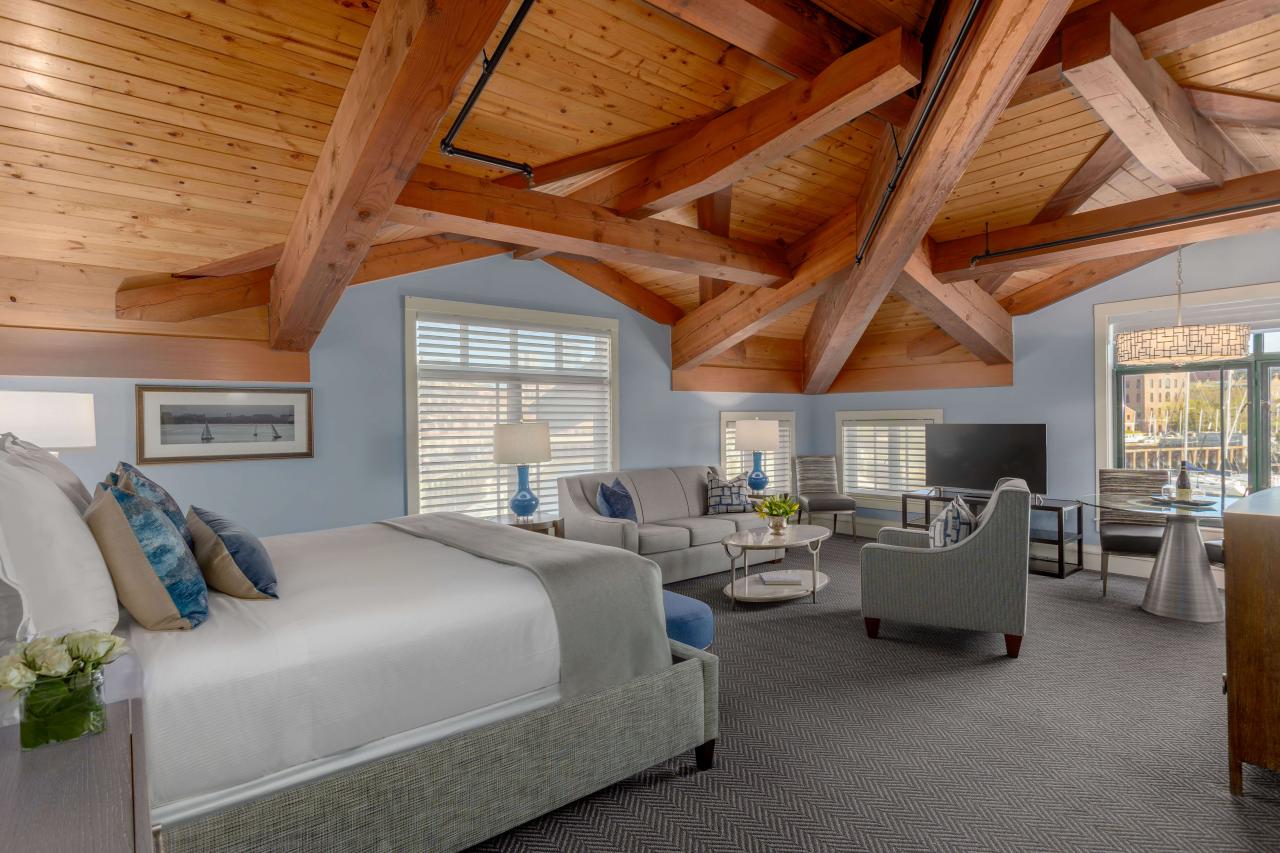 Corner King, Harbor View | Boston Yacht Haven